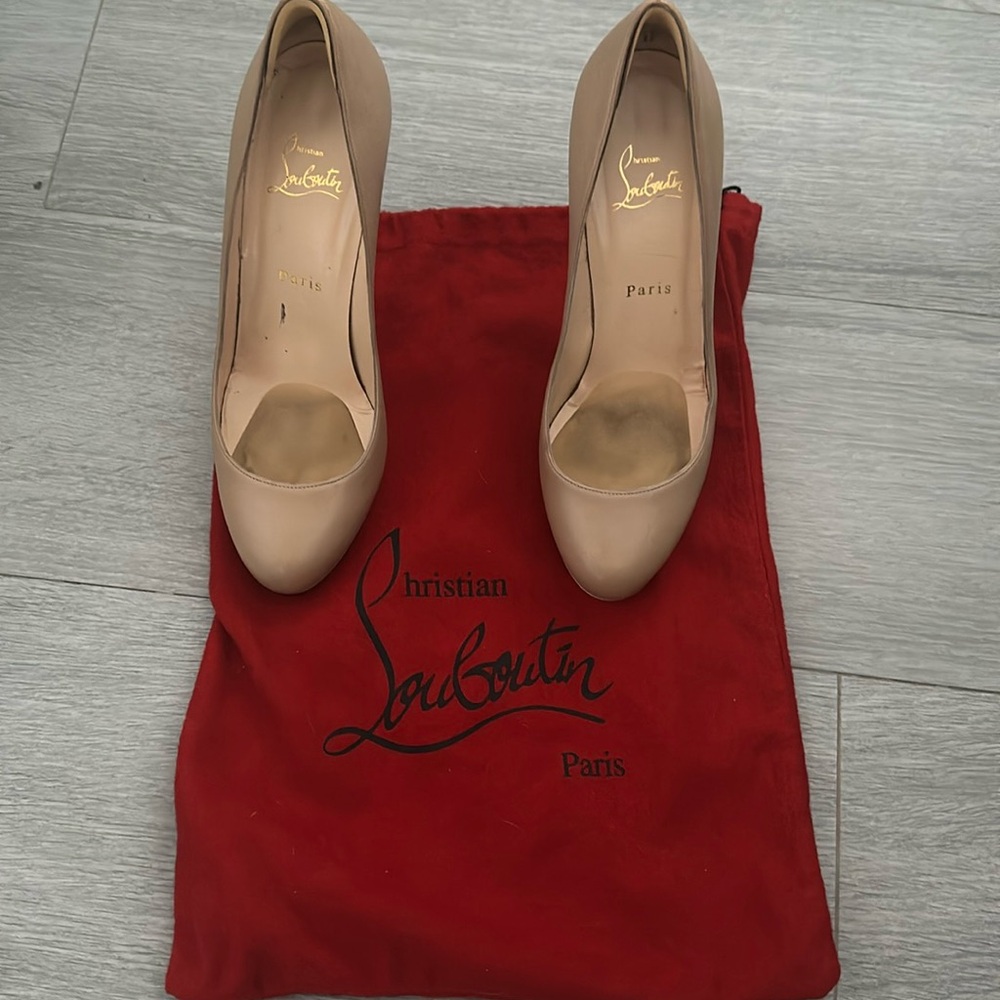Christian Louboutin Nude Heels With Duster Bag/Size 39 - Gem